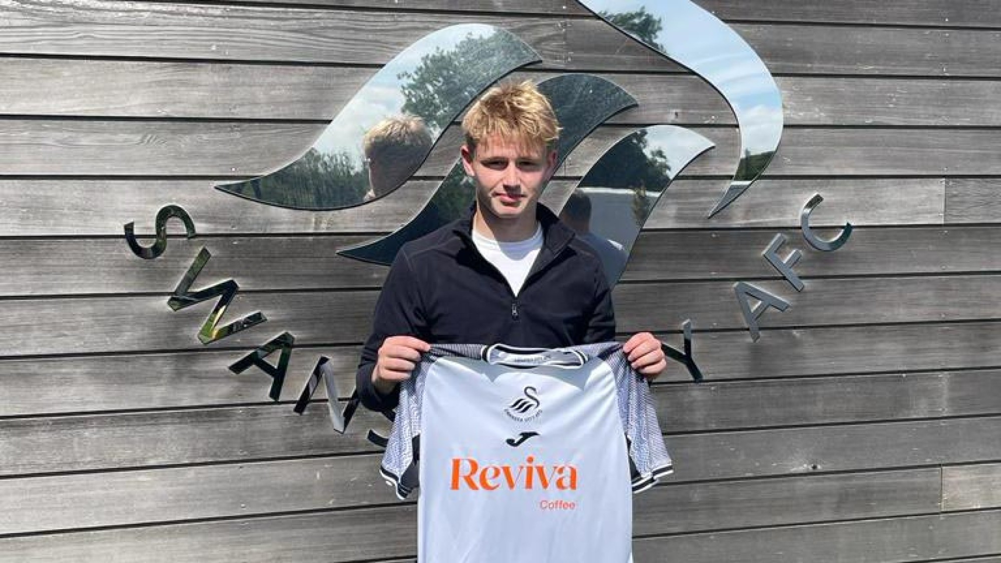 Midfielder Dan Watts Signs First Professional Contract | Swansea